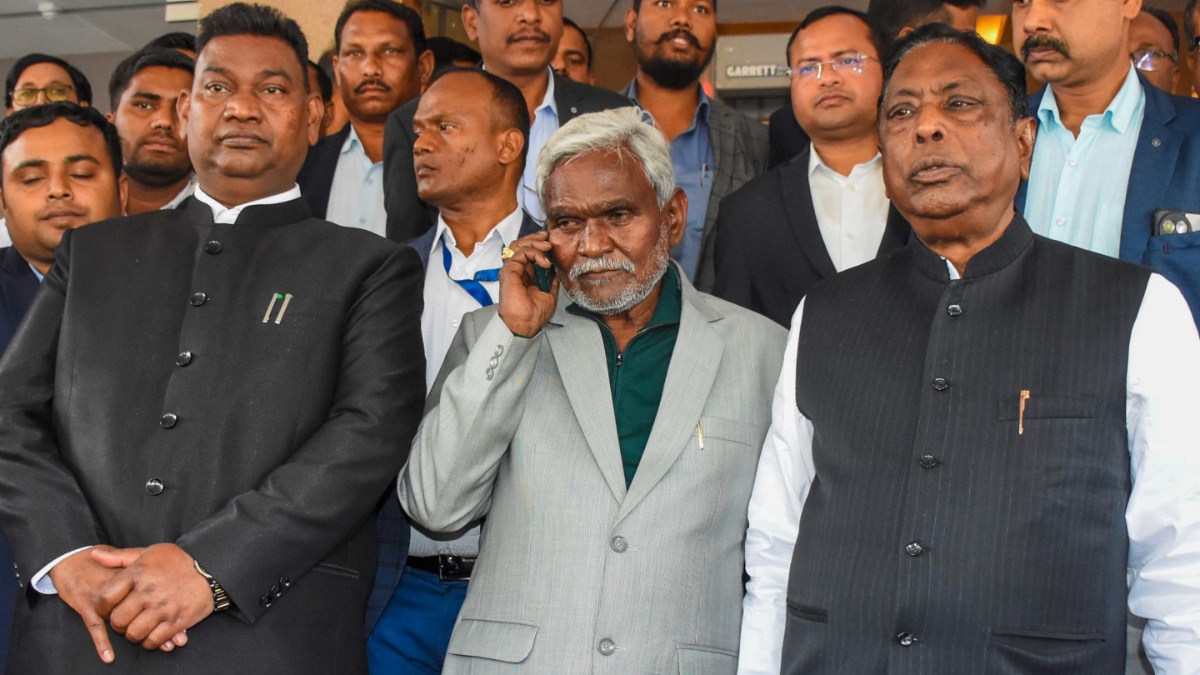 Jharkhand: Champai Soren moves trust vote in Assembly, Hemant Soren accuses Raj Bhavan | India ...