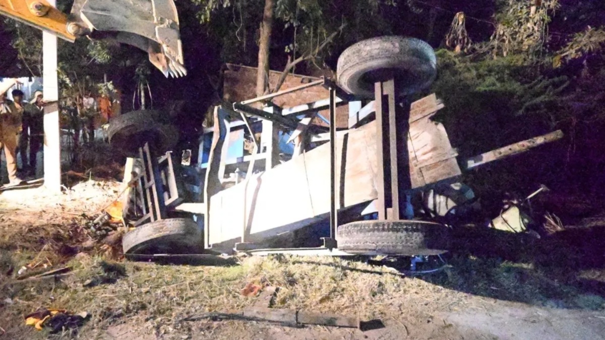 Uttar Pradesh: 5 Killed in collision between roadways bus and tractor ...