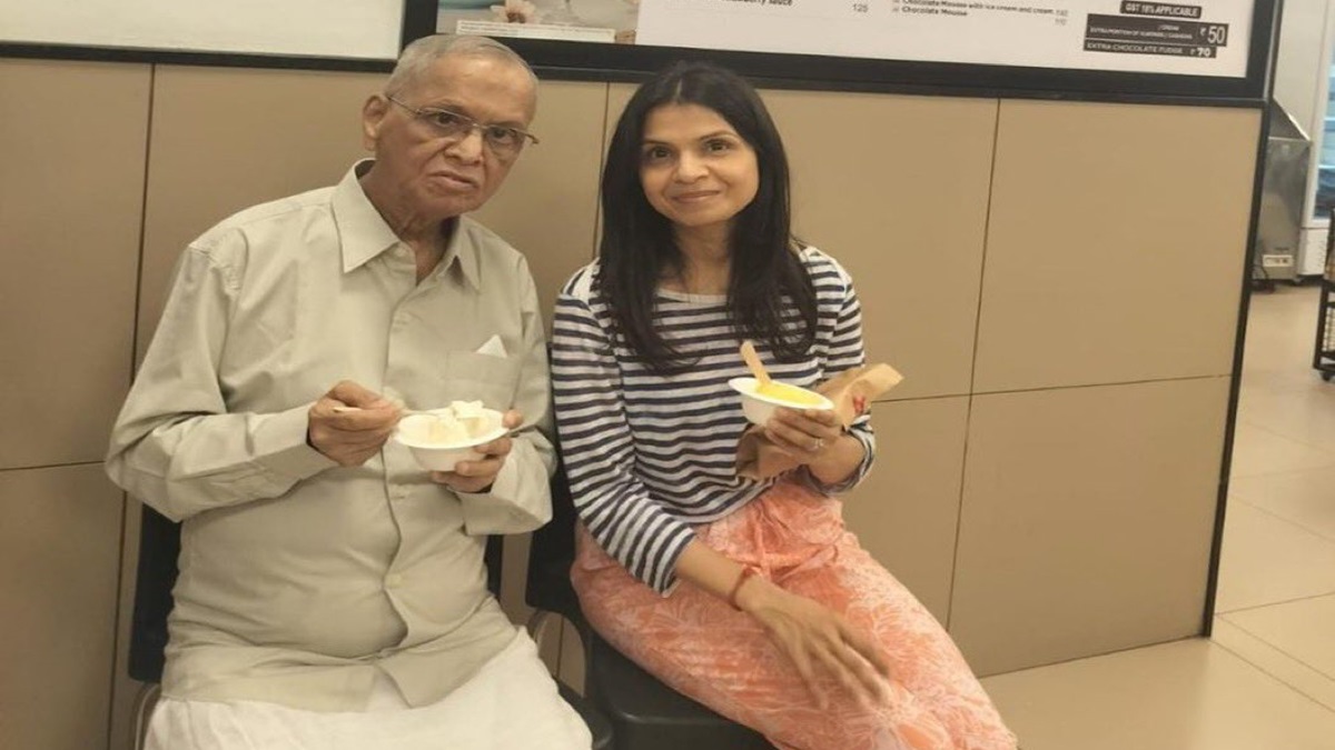 Narayan Murthy enjoys ice-cream with daughter Akshata in Bengaluru ...