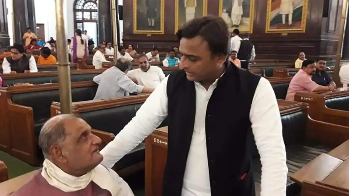 Veteran Samajwadi leader Revati Raman, upset with Akhilesh Yadav, may ...