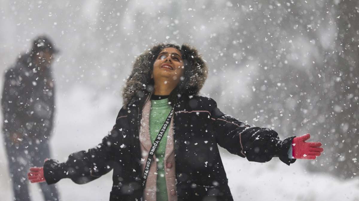 Fresh snowfall blankets upper reaches of Jammu and Kashmir | WATCH ...