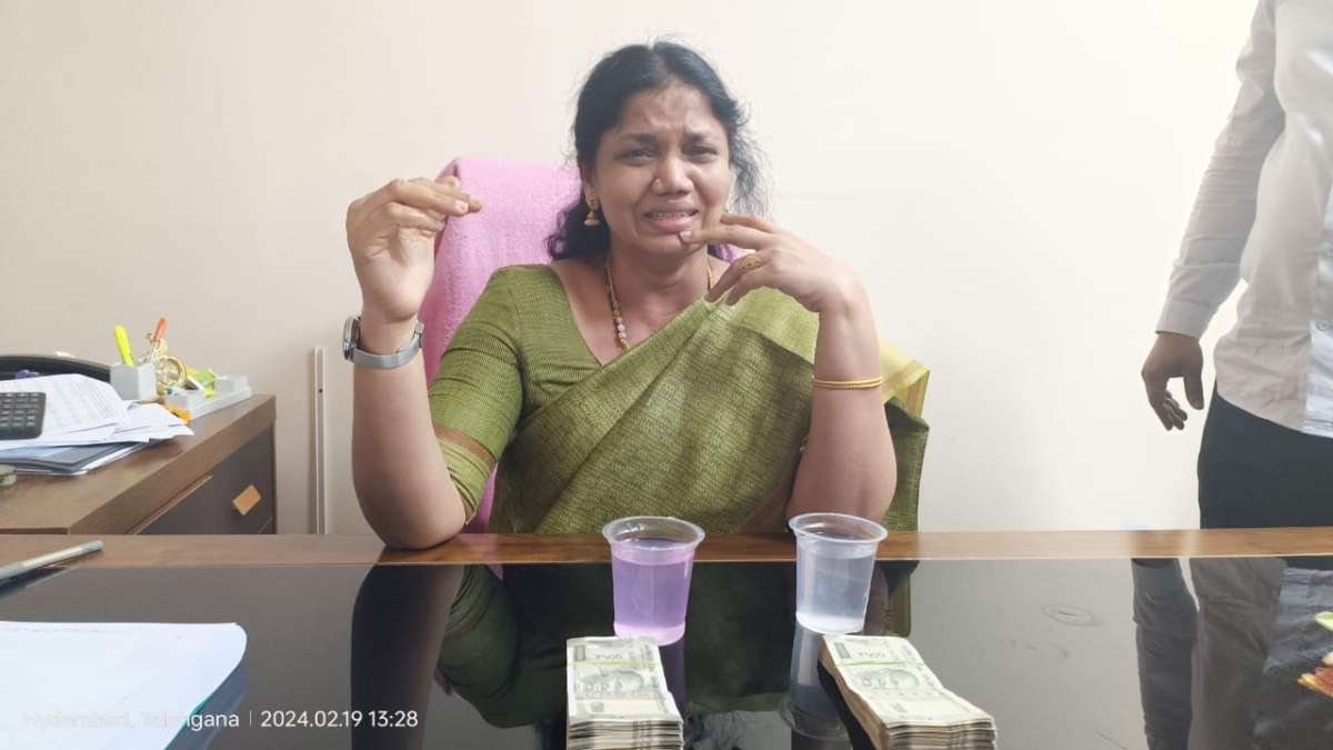 Telangana official weeps on camera after being caught taking Rs 84000 bribe | WATCH | Telangana ...