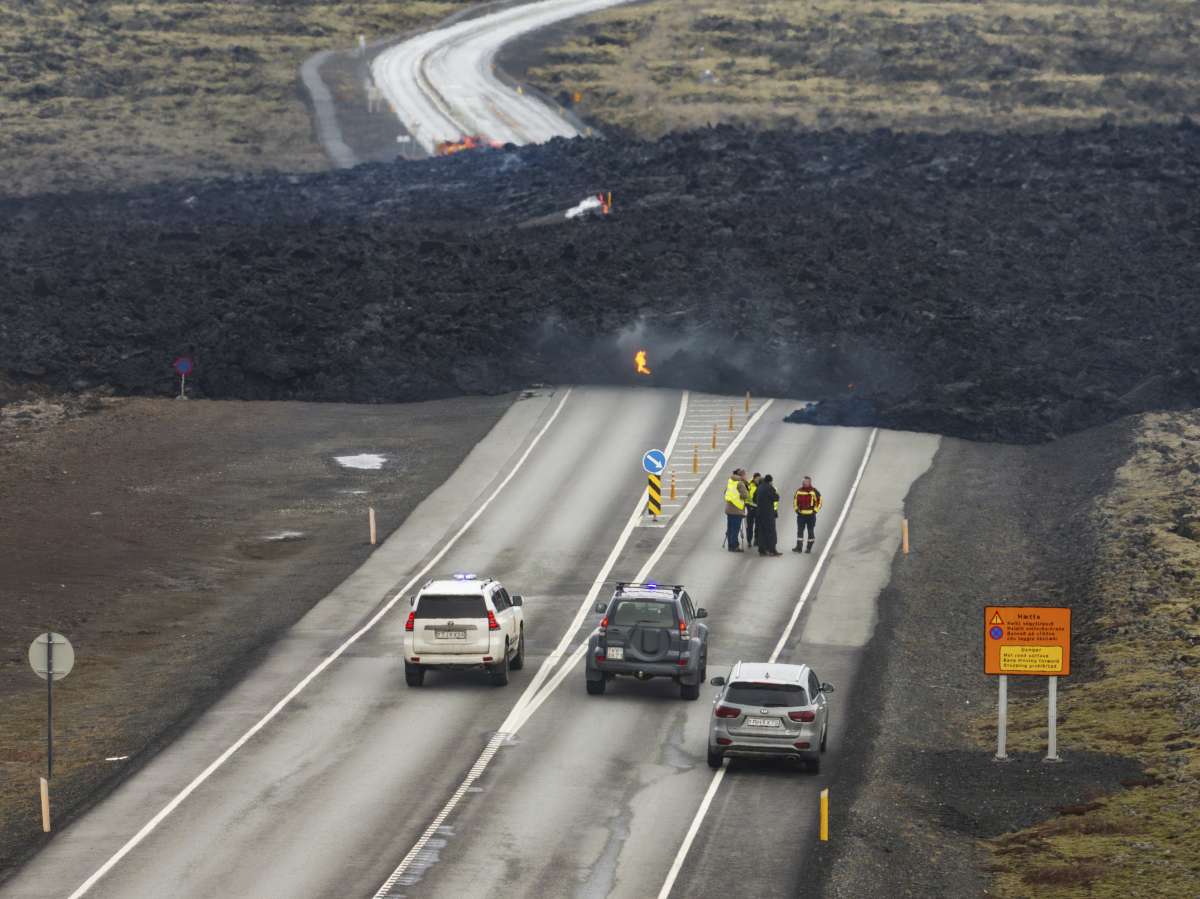 Iceland: Lava from volcanic eruption blocks roads, encroaches on town I ...