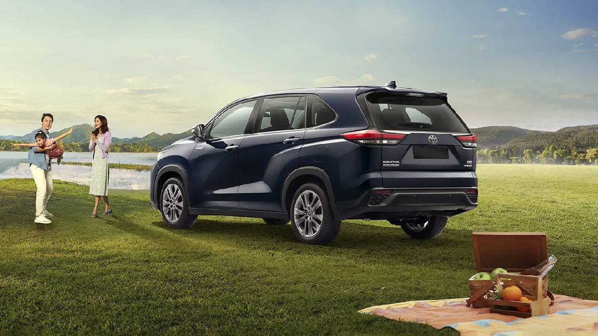 Toyota Innova Hycross gets GX (O) trim in India: Check expected price ...