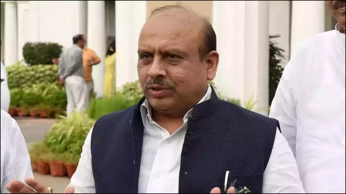 AAP women MLAs force BJP's Vijendra Gupta to run, security personnel ...