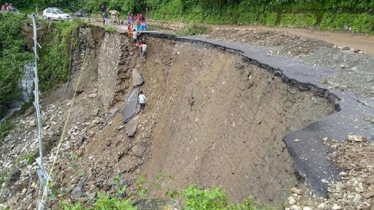 Himachal Pradesh Two dead car trapped under landslide debris in Shimla bilaspur 10 injured ...