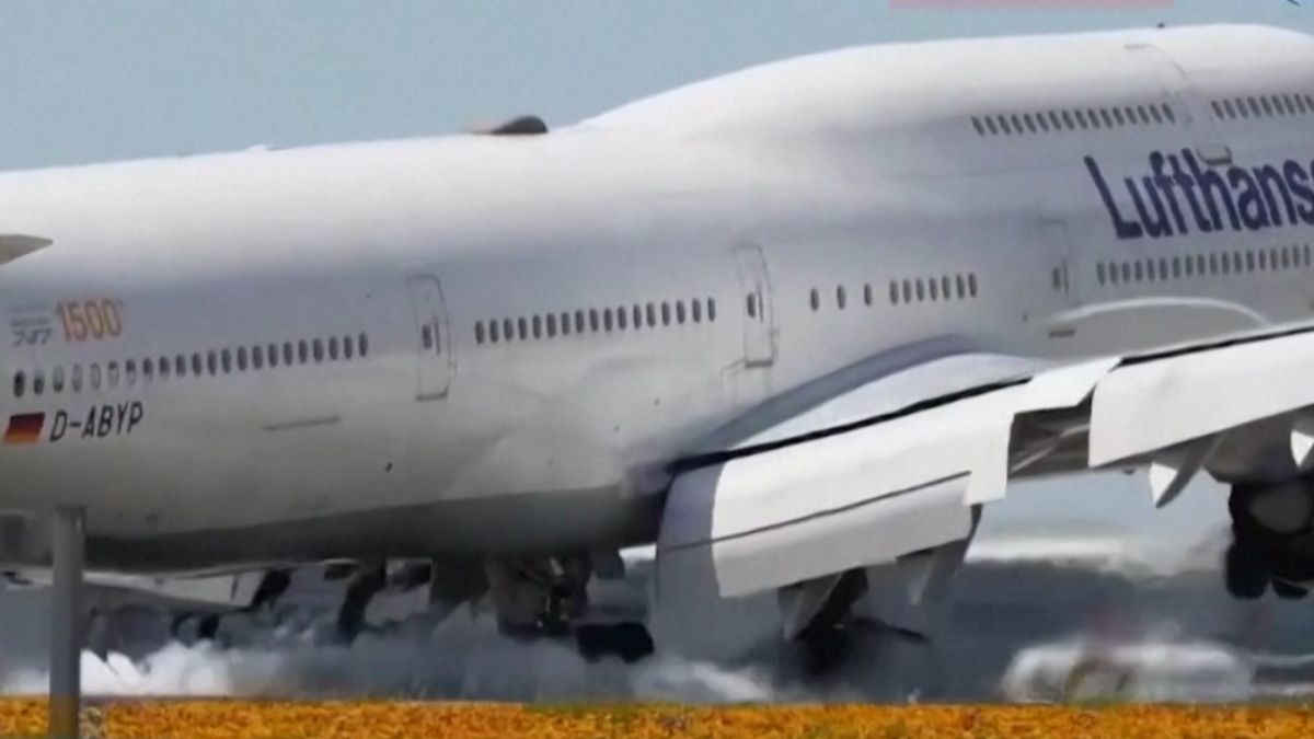 Lufthansa plane bounce off runway at Los Angeles airport, hard landing ...