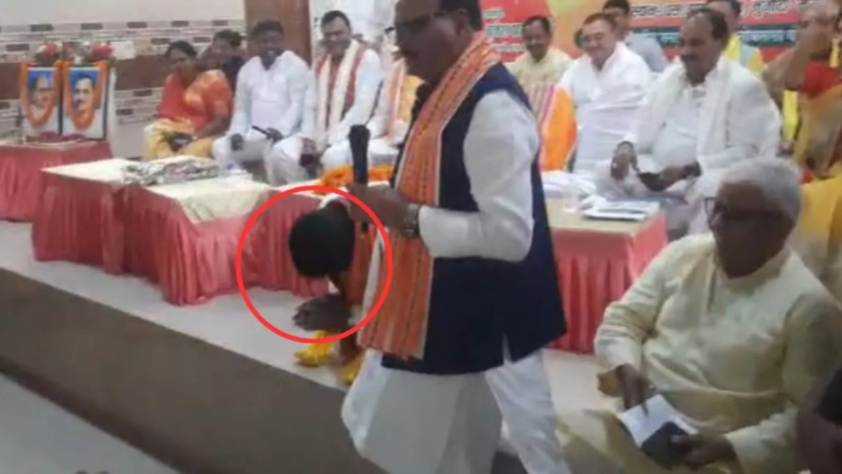 UP: Brajesh Pathak makes OP Rajbhar's son apologise on knees in viral ...