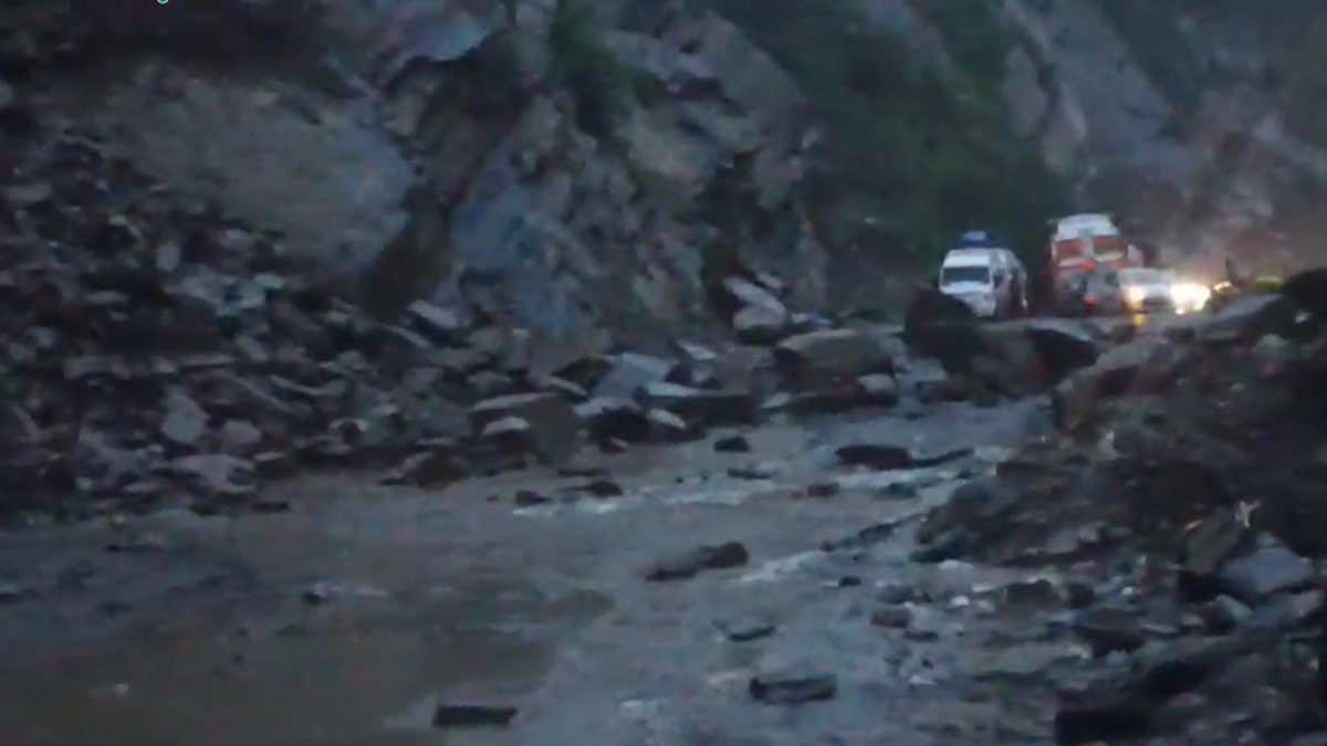 Jammu-Srinagar National Highway closed for traffic due to landslides amid continuous rainfall ...