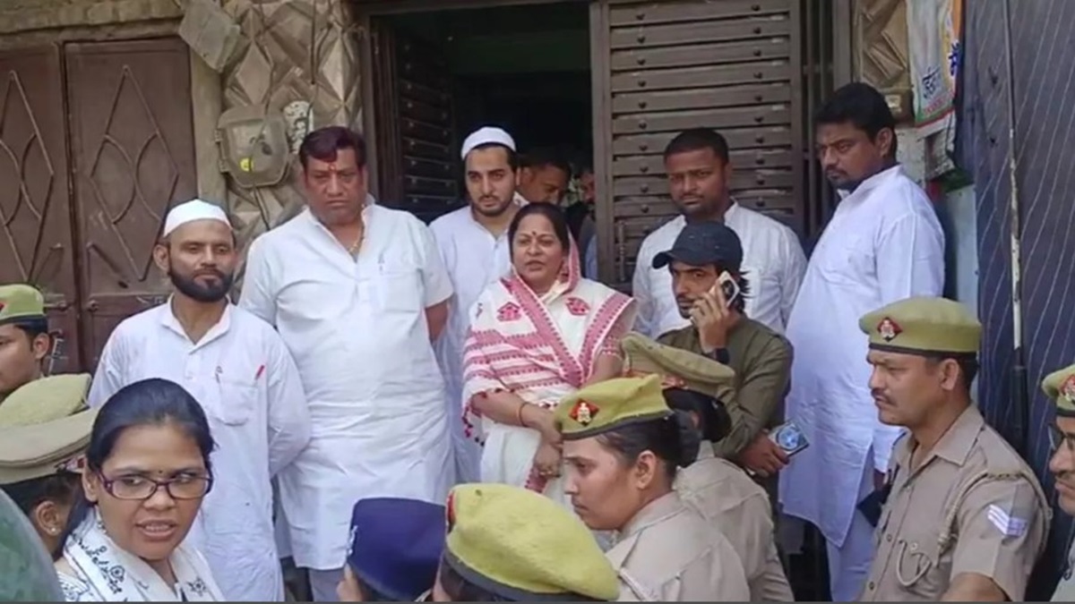 UP: Moradabad SP candidate Ruchi Veera and City Magistrate engage in ...