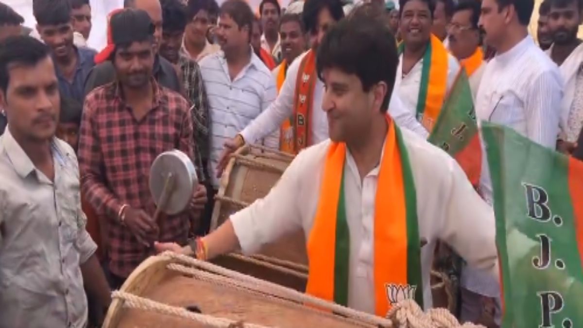 BJP leader Jyotiraditya Scindia tries hand at playing dhol during poll campaigning | Trending ...