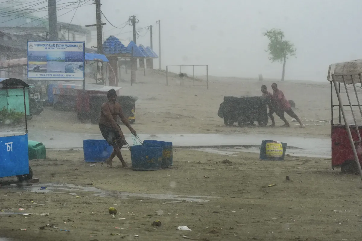 Cyclone Remal Highlights: Heavy rains in West Bengal and parts of ...
