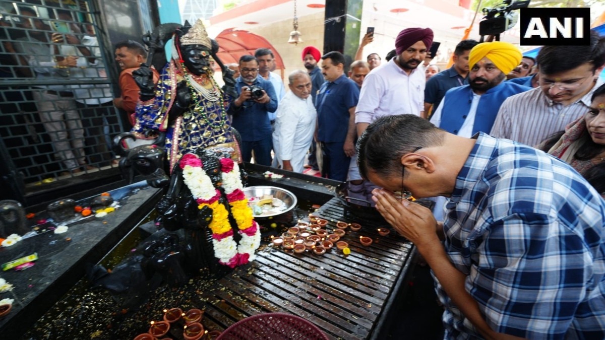 Arvind Kejriwal offers prayers at Connaught Place's Hanuman Mandir, day after exit from Tihar ...