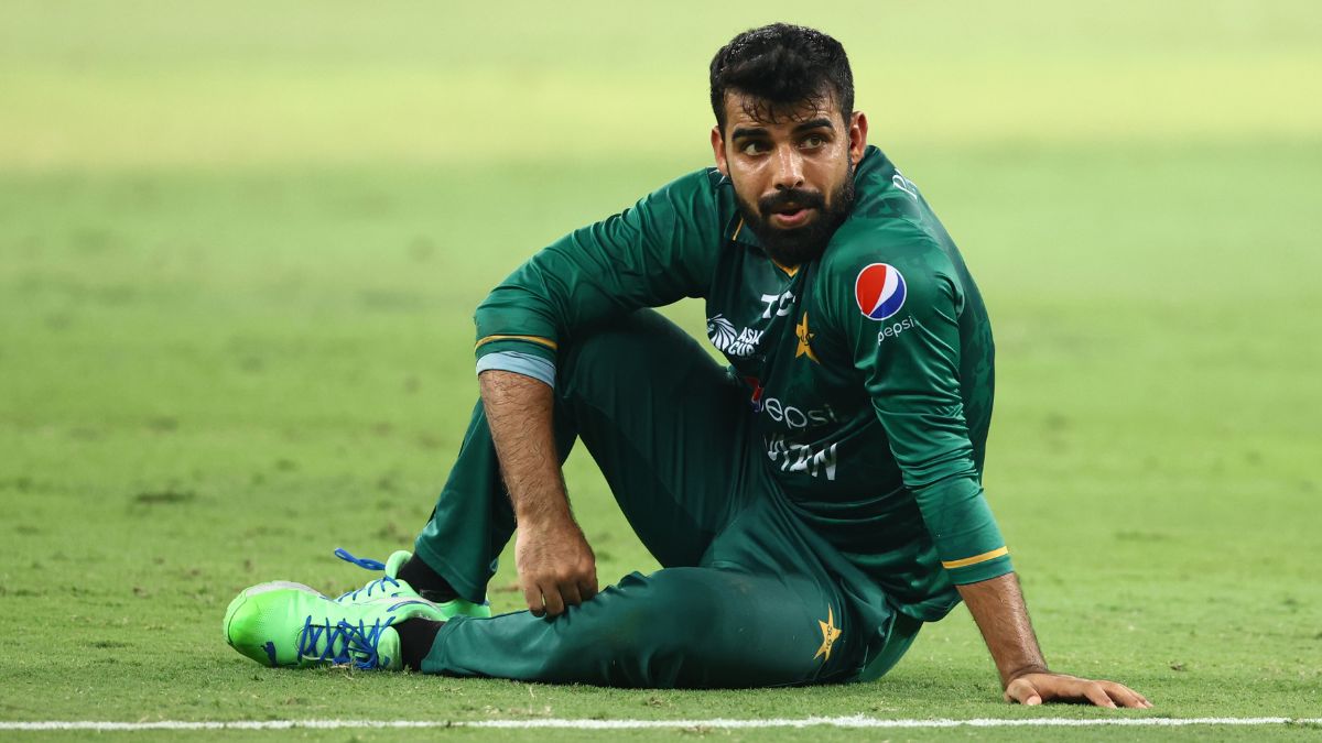 'Aap chakke kyun kha rahe hain?': Fan hilariously asks Shadab Khan in ...