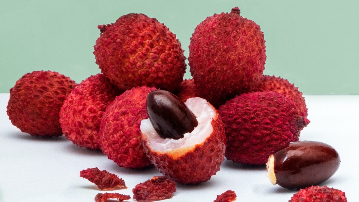 Throwing away lychee seeds? 5 benefits and side effects of eating them ...