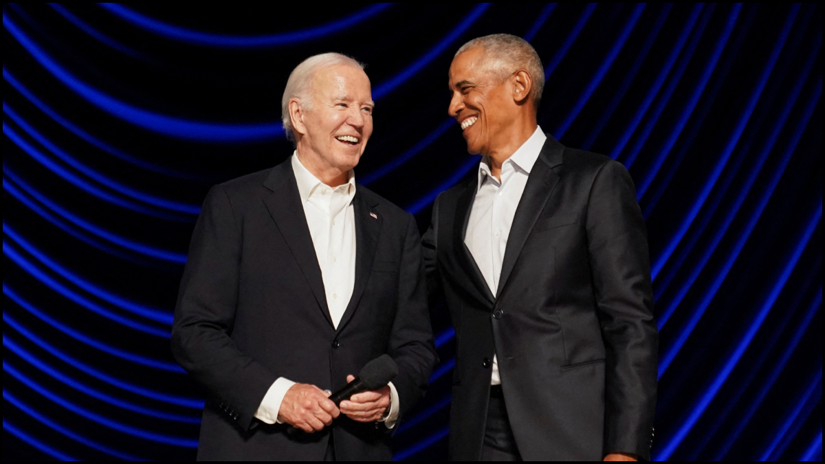 NOT AGAIN! Biden 'freezes' at LA fundraiser, Barack Obama guides him ...
