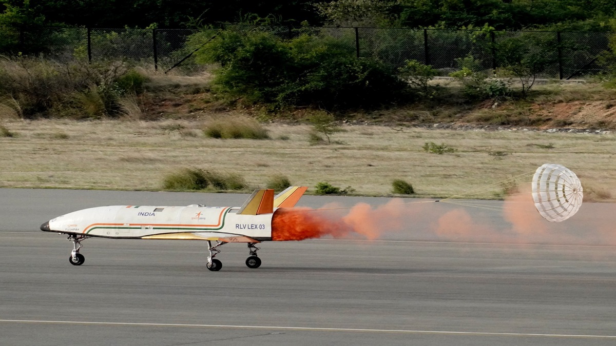 ISRO conducts final successful landing experiment of Reusable Launch Vehicle 'Pushpak' | Watch ...