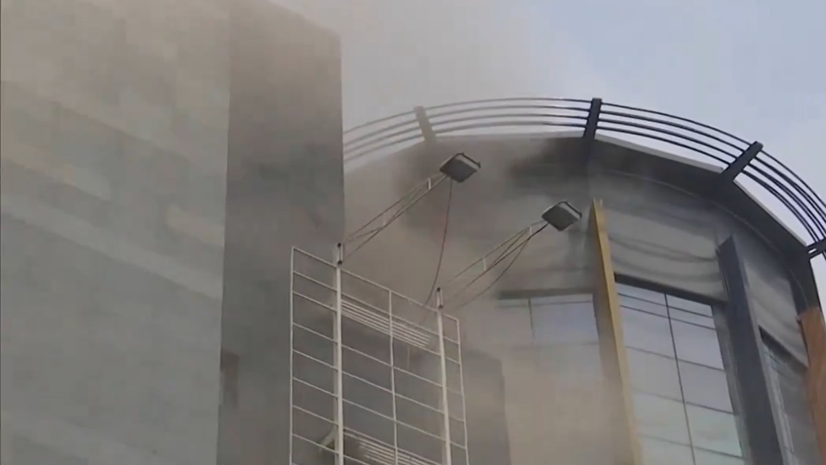 Massive fire breaks out at Kolkata's Acropolis Mall, rescue operation ...