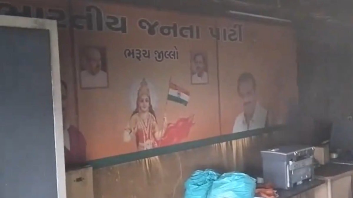 Fire breaks out at BJP office in Gujarat's Bharuch due to short-circuit ... Fire breaks out at BJP office in Gujarat's Bharuch due to short-circuit ...