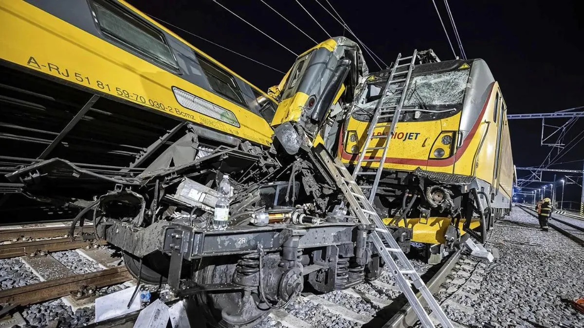 Czech Republic: High-speed train with nearly 400 passengers collides ...