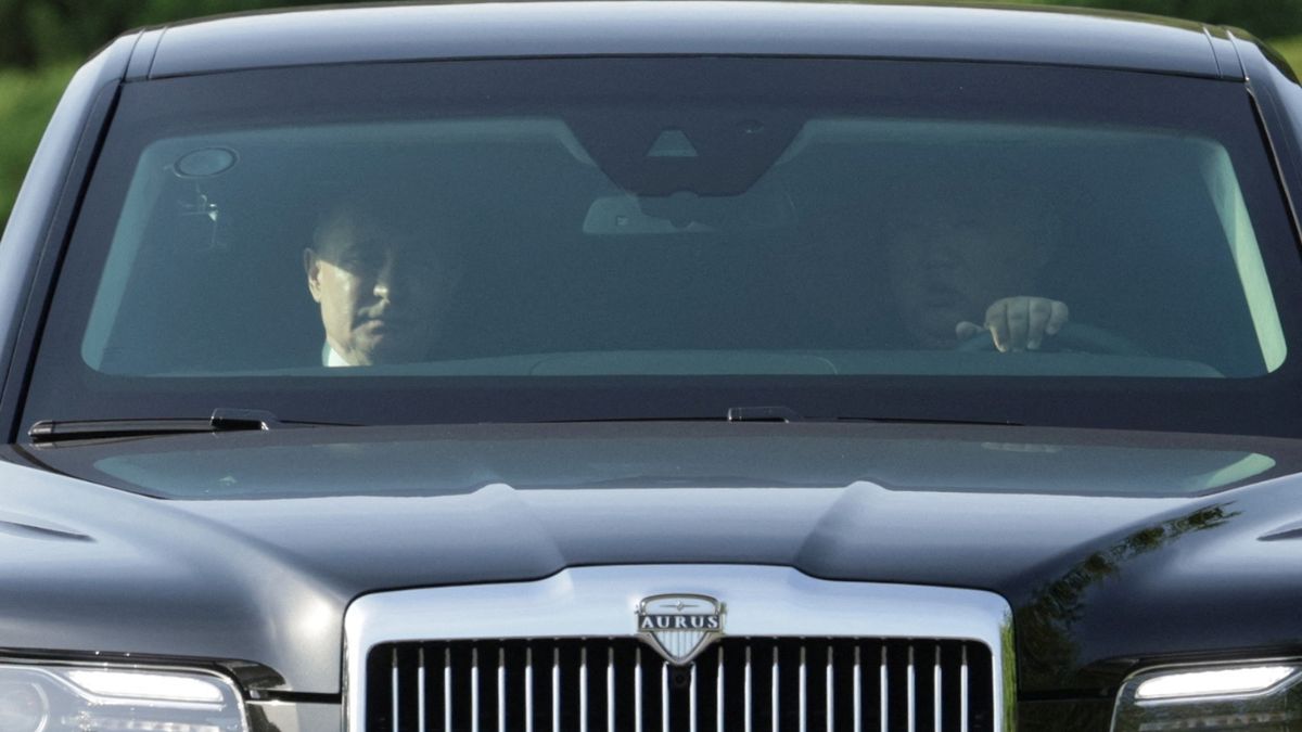 Putin gifts another luxury 'Russian Rolls Royce' limousine to Kim Jong ...