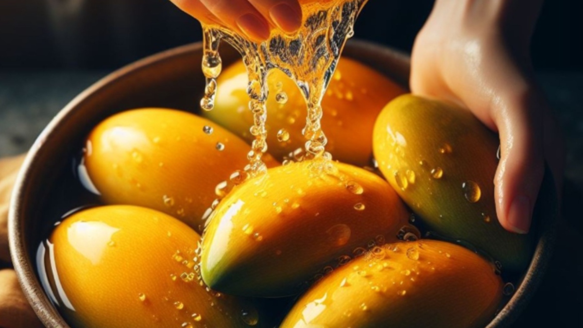 Here's why it is important to soak mangoes in water before eating ...