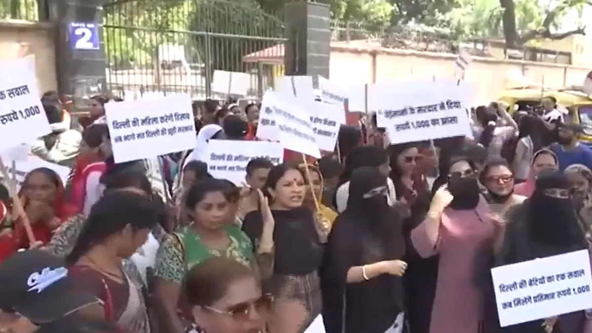 Women protest outside Delhi minister Atishi's residence, demand Rs 1000 ...