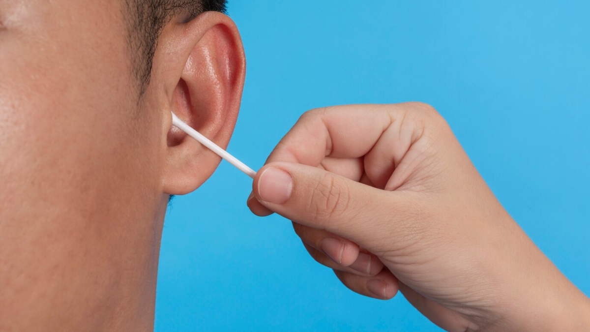 What are the major symptoms of ear infections? Know how to remove ear ...