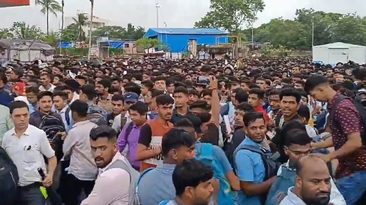 Chaotic scenes in Mumbai as thousands turn up for Air India's job ...