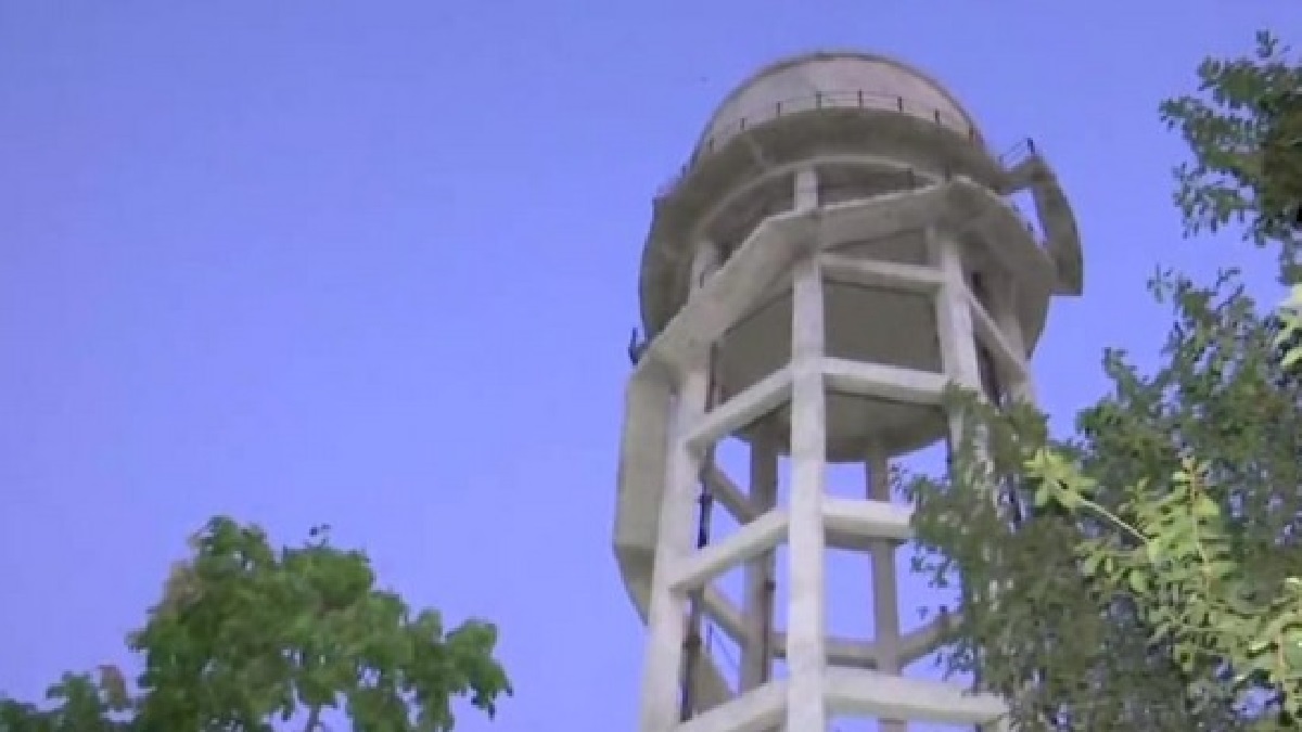 Gonda: 18-year-old woman climbs atop water tank, alleges police ...