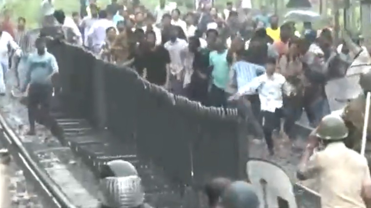 Badlapur sexual assault: Police lathi-charge protesters at railway ...