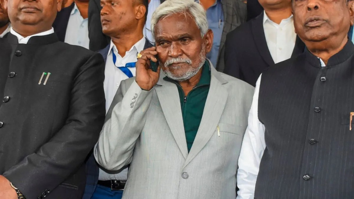 JMM leader Champai Soren arrives in Delhi amid buzz over joining BJP | Watch | Jharkhand News ...