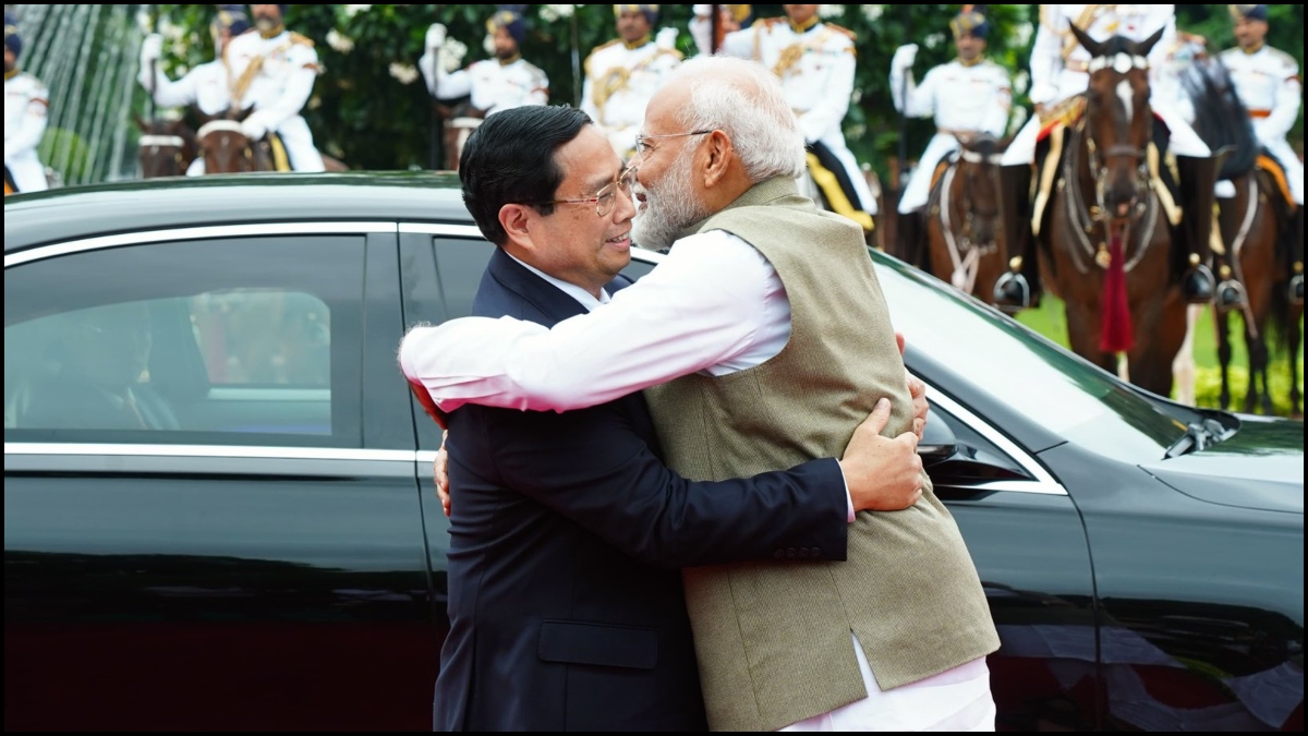 PM Modi shares warm hug with Vietnamese counterpart during ceremonial welcome at Rashtrapati ...
