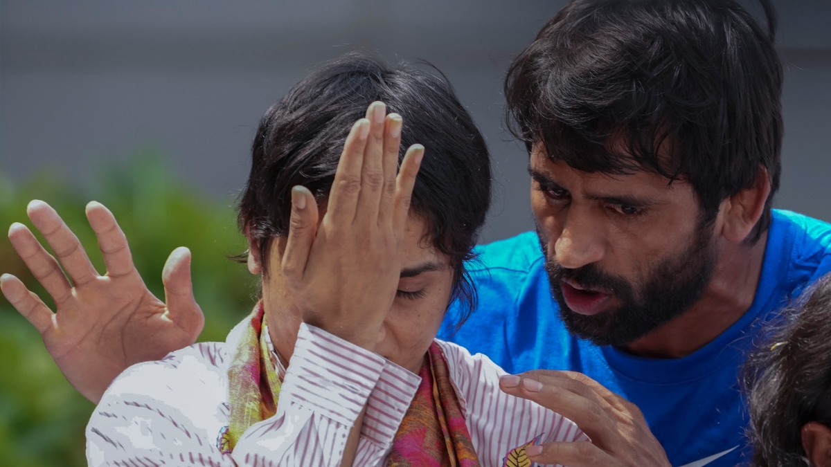 Vinesh Phogat breaks down after grand welcome at Delhi airport, says ...