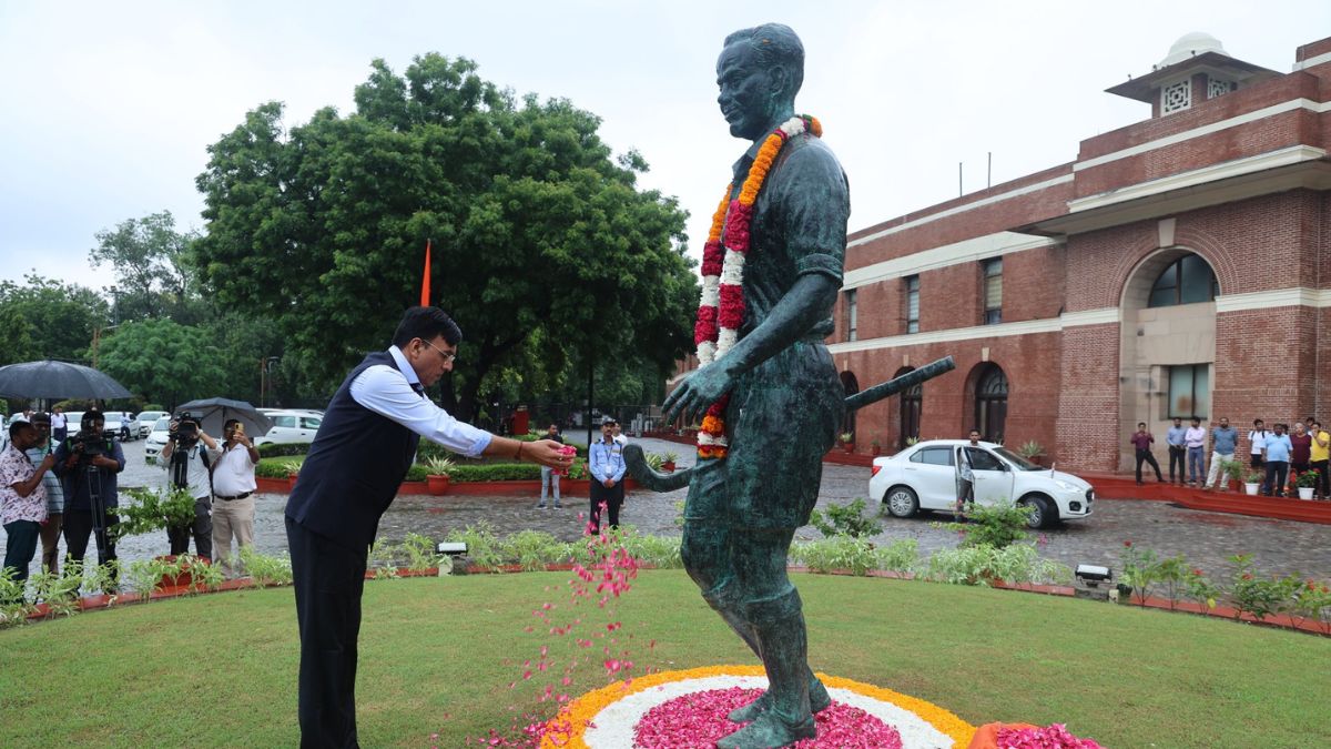 Major Dhyan Chand's statue unveiled by his son Ashok Kumar on occasion ...