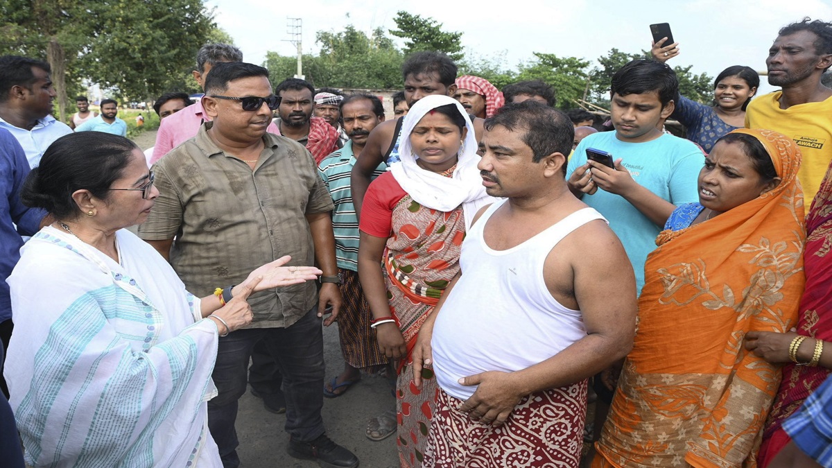 Mamata Banerjee visits flood-affected areas, accuses Jharkhand of deliberately releasing extra ...