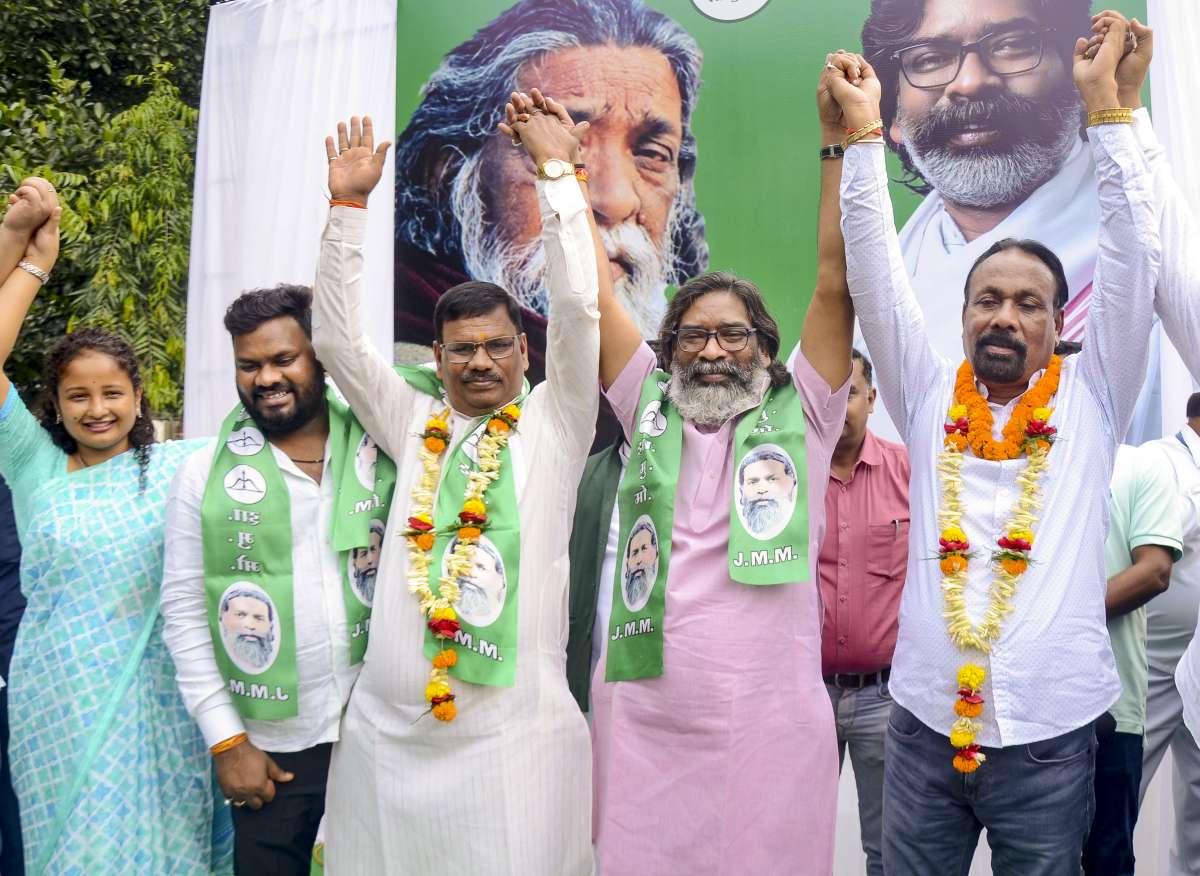 Umakant Rajak del AJSU y el líder del BJP, Kedar Hazra, se unen al JMM ... Umakant Rajak del AJSU y el líder del BJP, Kedar Hazra, se unen al JMM ...
