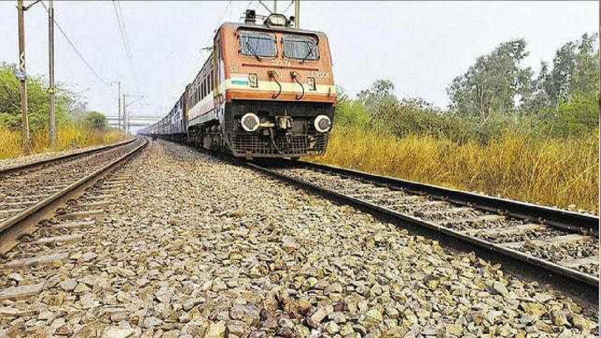 Vaishali Express runs over cracked railway track in Bihar, major train ...