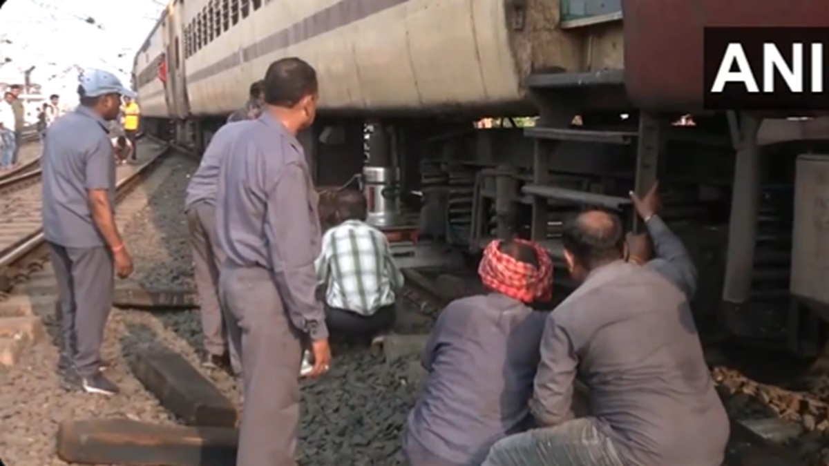 Two coaches of CSMT Shalimar Express derail in Maharashtra Nagpur, restoration work underway ...