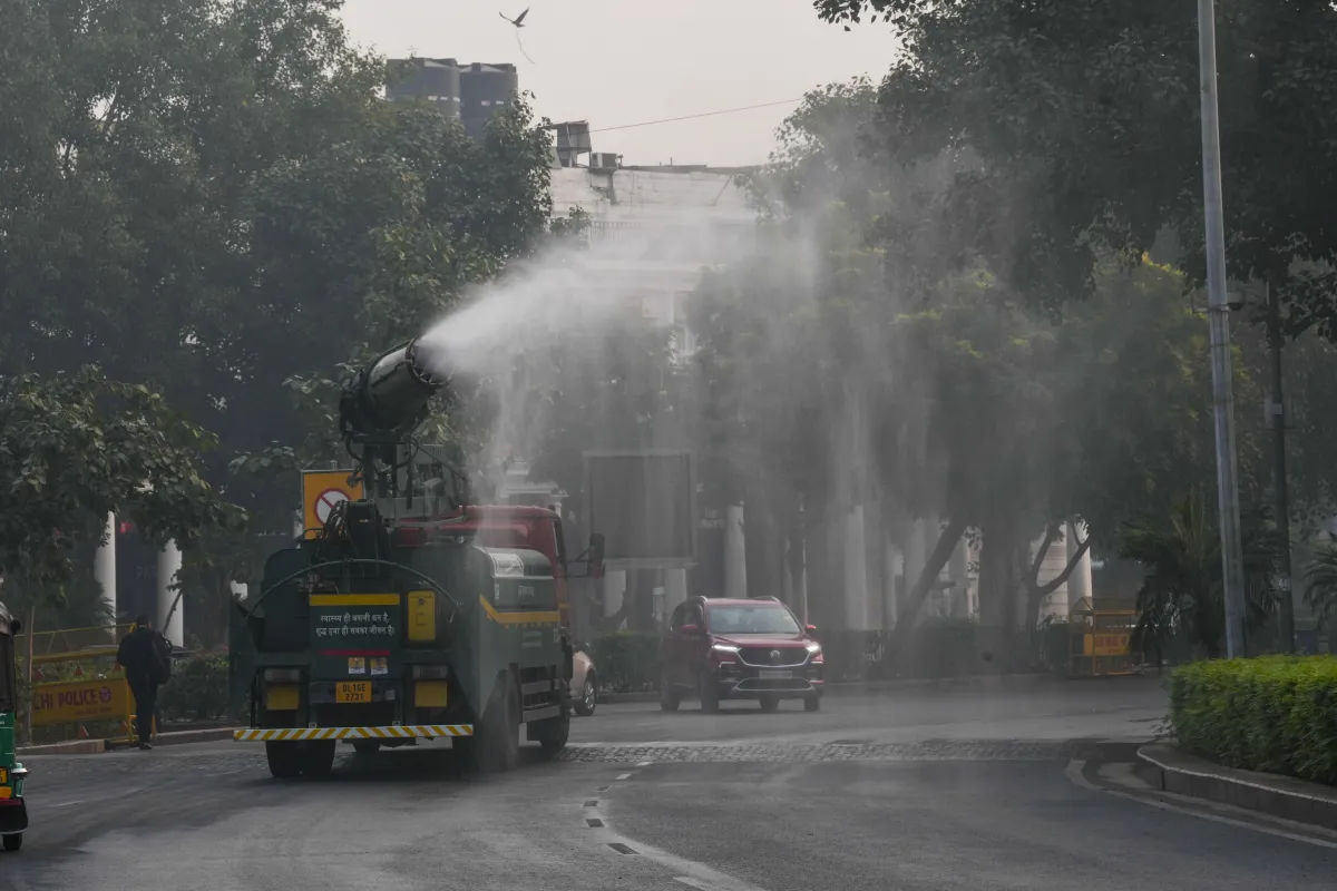 Delhi air pollution: 22 trains delayed, 8 flights diverted as smog ...