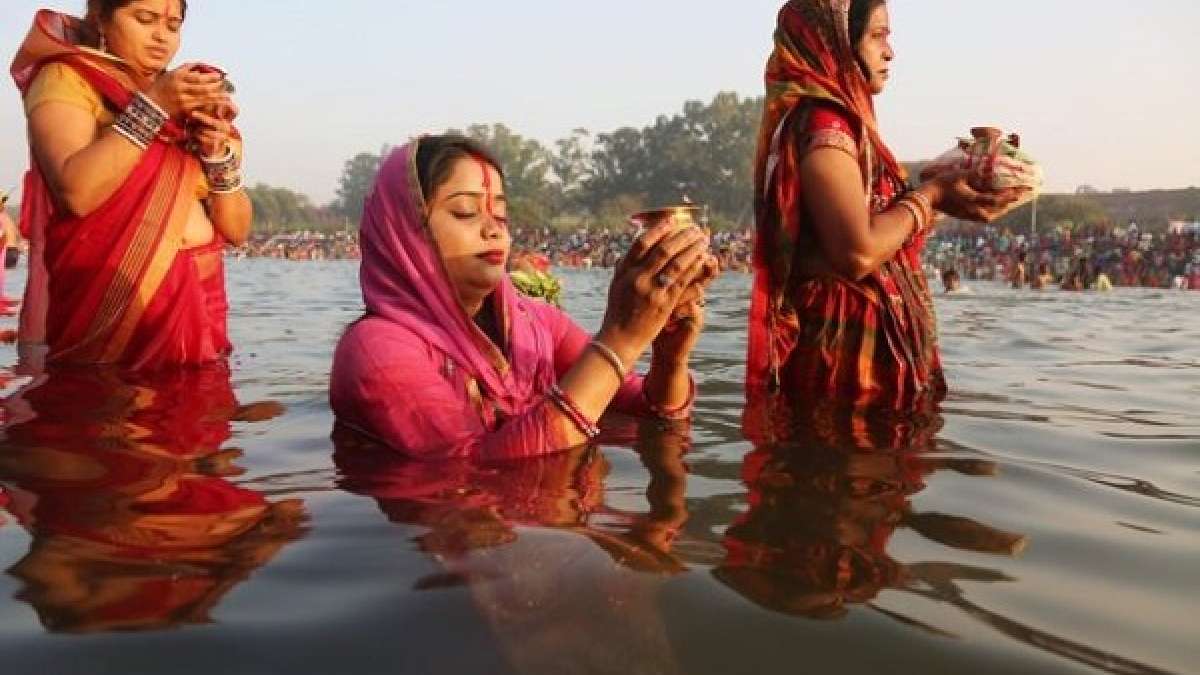 Chhath Puja 2024: Youth jamming to 'Jode Jode Falwa' touches heart in ...