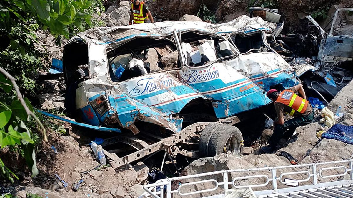 Pakistan: Death count climbs to 26 after bus with wedding guests plunges into Indus River ...
