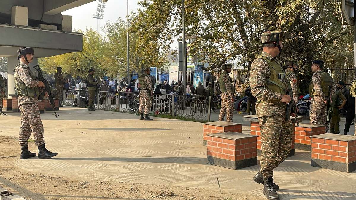 Srinagar: Terrorists hurled grenade at CRPF bunker near Sunday market, 11 injured | Jammu-and ...