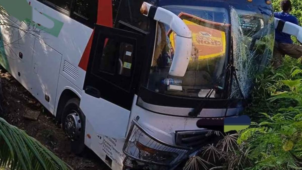 Sri Lanka: Bus carrying university students skids off mountainous road ...