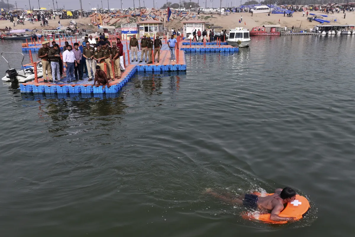 7000 new electric buses, floating jetties: Here's How UP getting ready ...