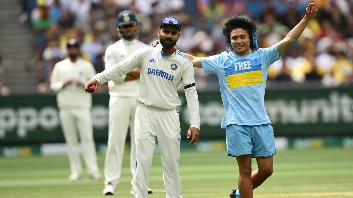 Pitch invader interrupts boxing day Test, puts arm around Virat Kohli's ...