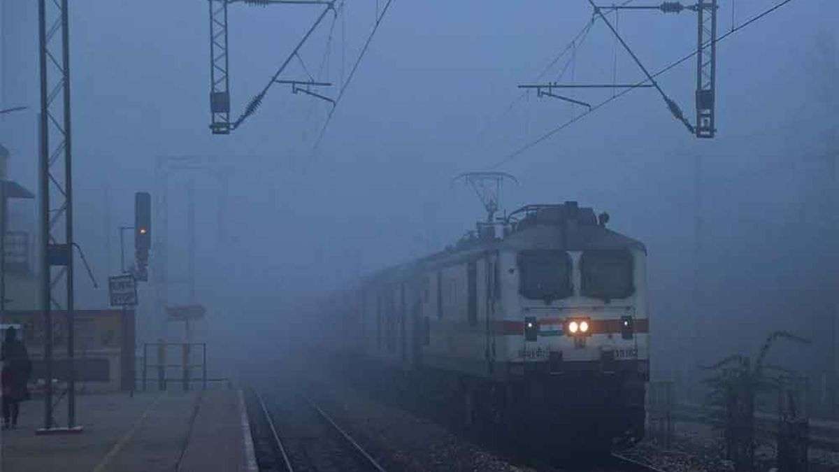 Delhi: 18 trains delayed due to dense fog, poor visibility | Check full ...