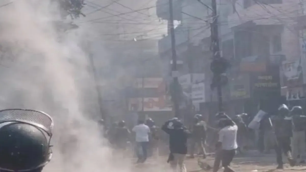 Maharashtra: Violence breaks out in Parbhani over tearing of ...