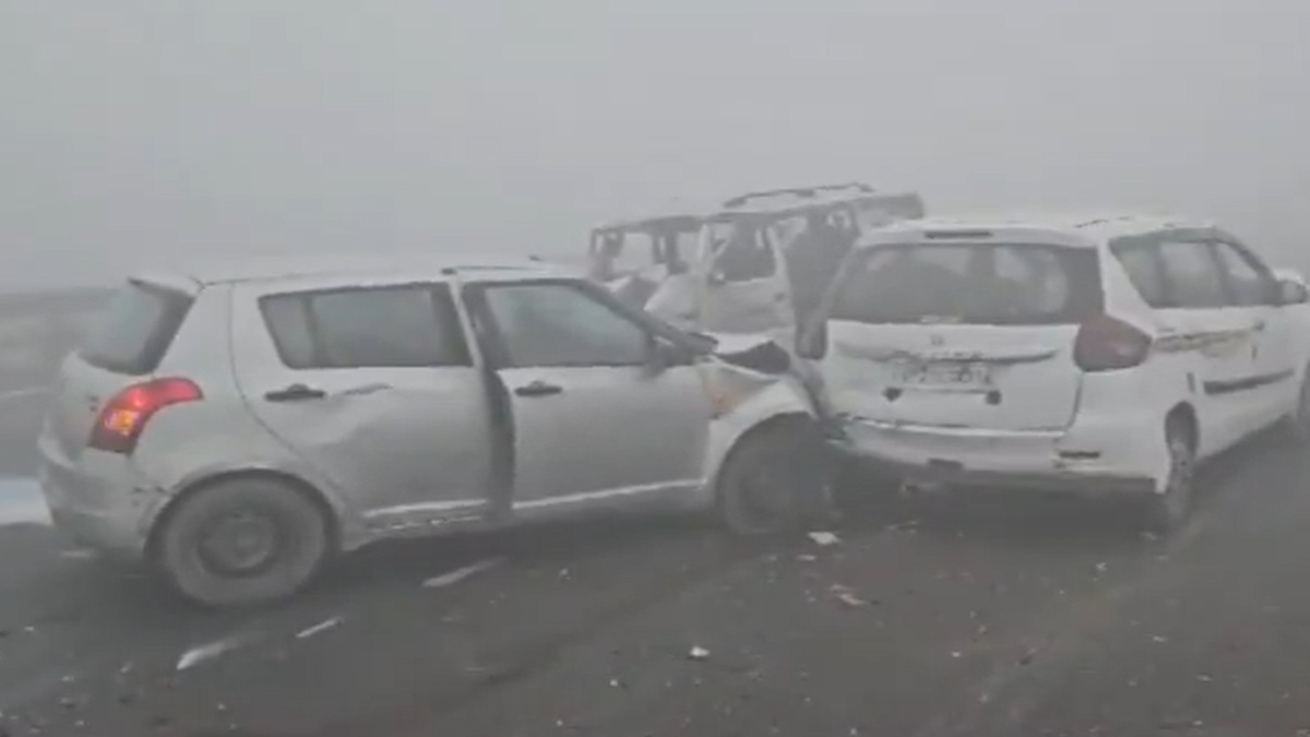 Dense fog causes multi-vehicle collision on Delhi-Lucknow highway ...
