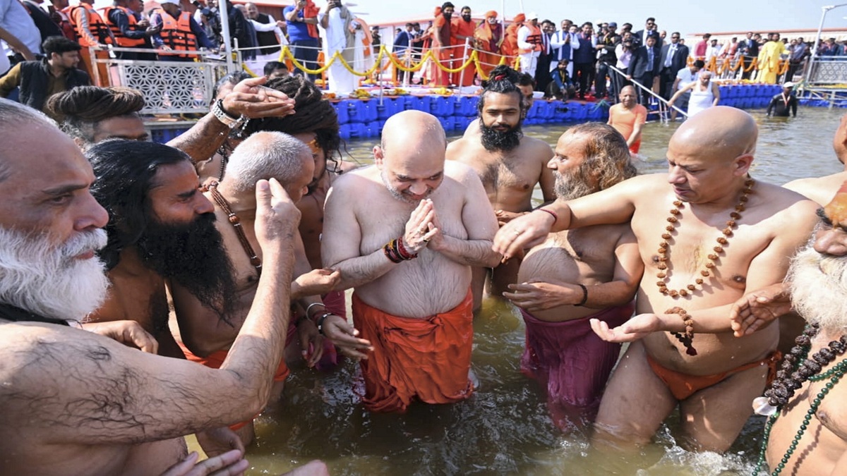 Mahakumbh: Amit Shah, along with saints, takes holy dip at Triveni Sangam | Watch | Uttar ...